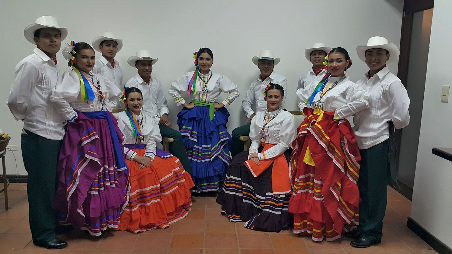 Vestuario criollo o colonial de la Villa de Camasca