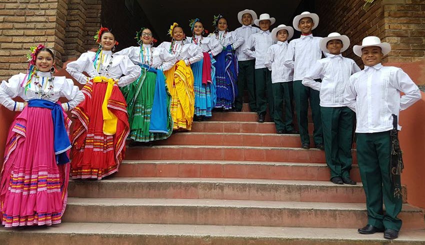 Vestuario criollo o colonial de la Villa de Camasca